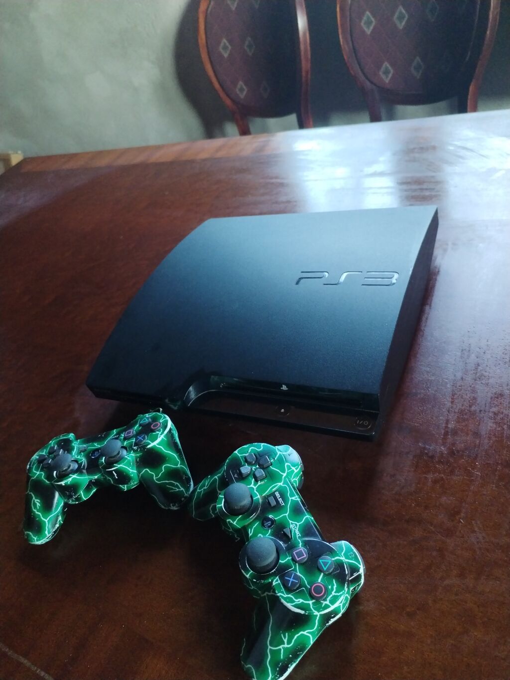 PRODAJEM PS3 UZ NJEGA IDU DVA DJOSTIKA I SVE IGRICE KOJE VIDITE NA