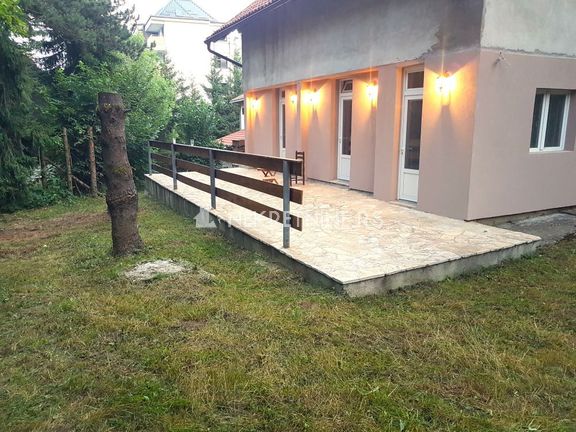 2 apartmana sa dvorištem u blizini centra