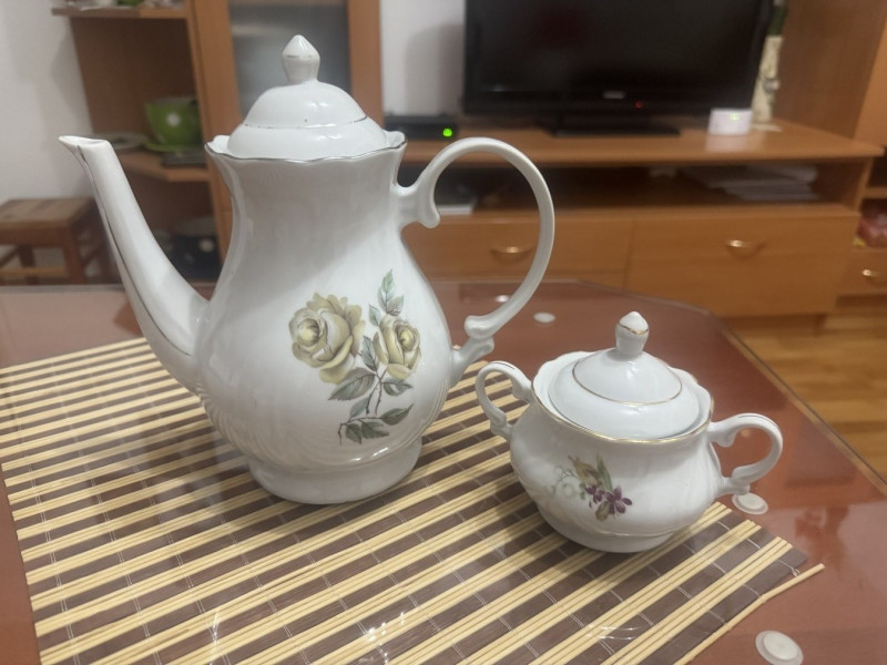 Cajnik i posuda za secer porcelan!!!