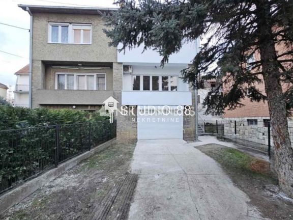 Zrenjanin, Centar, Kuća, 222m2, 129000 EUR