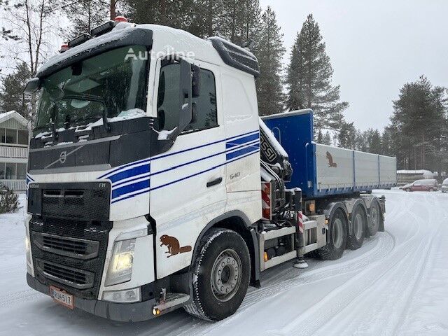 Volvo FH 540 Fassi 235 nosturilla + koukkulaitteella kamion s ravnom platformom