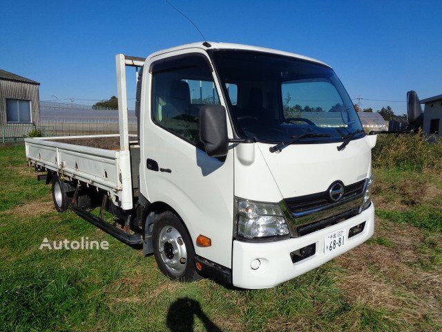 Hino DUTRO kamion s ravnom platformom