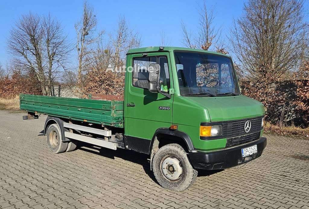 Mercedes-Benz 709D kamion sa klizna zavesa cerada