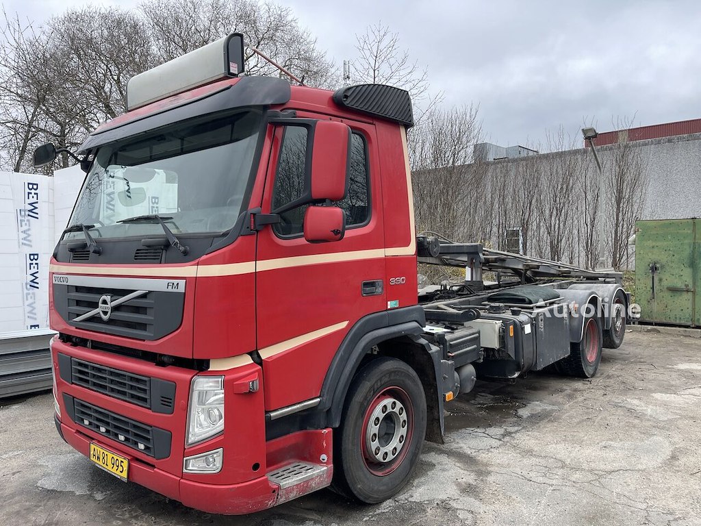 Volvo FM330 kamion sa kukom za podizanje tereta