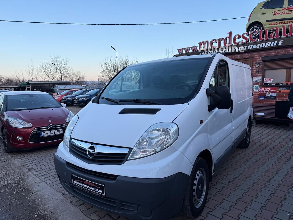 Opel Vivaro minibus furgon