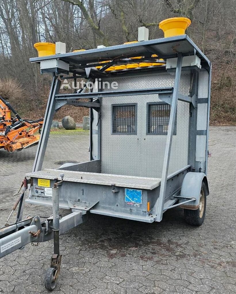 Nissen Mersch Fahrbare Verkehrsleitanhän auto prikolica