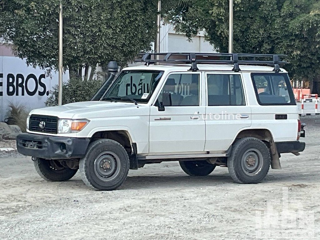 Prodaje se Toyota LAND CRUISER 76L 4x4 terenac na aukciji