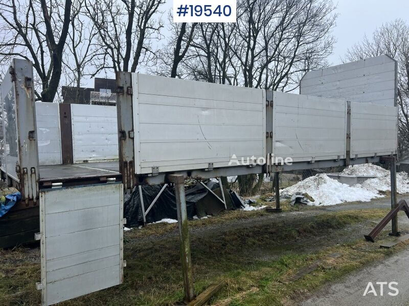 Flatbed with container lock and foldable side doors karoserija s ravnom platformom