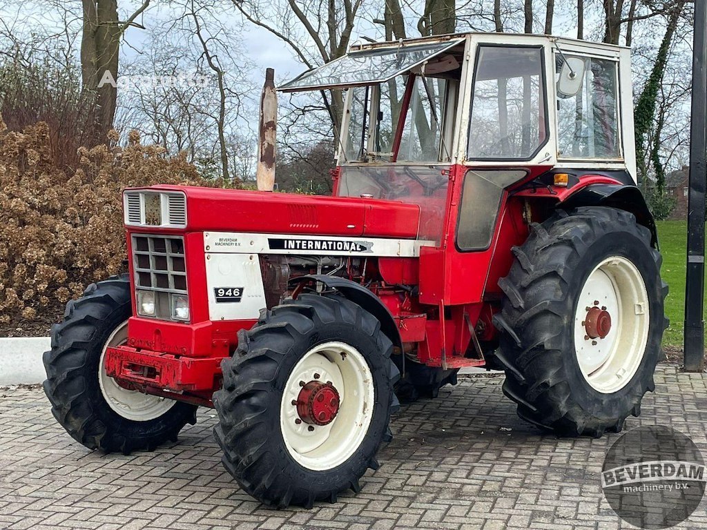 International 946 traktor točkaš