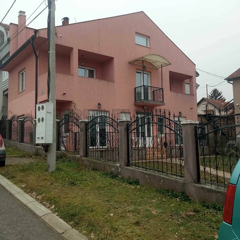 Kragujevac, kuća i garaža, naselje Pivara - površina 154 m2, plac 310 m2