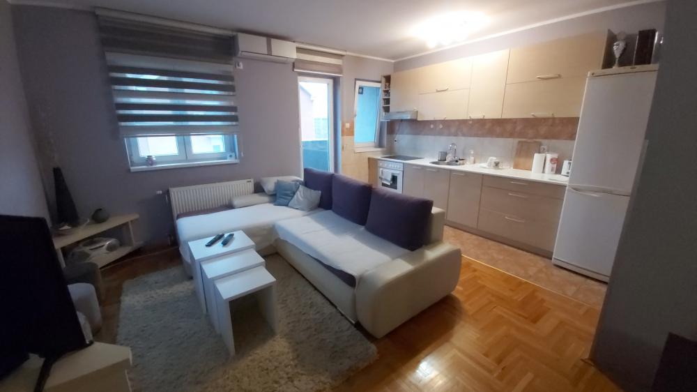 Izdajem predivan PET FRIENDLY dvoiposoban stan - Satelit! ID#1409 650 €