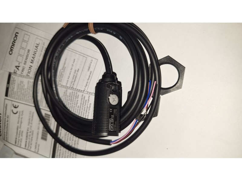 Omron fotoelektricni senzor E3FA-DP12