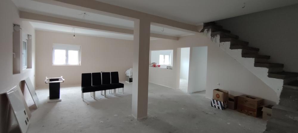 Kuća na prodaju, 351m2, 135.000€