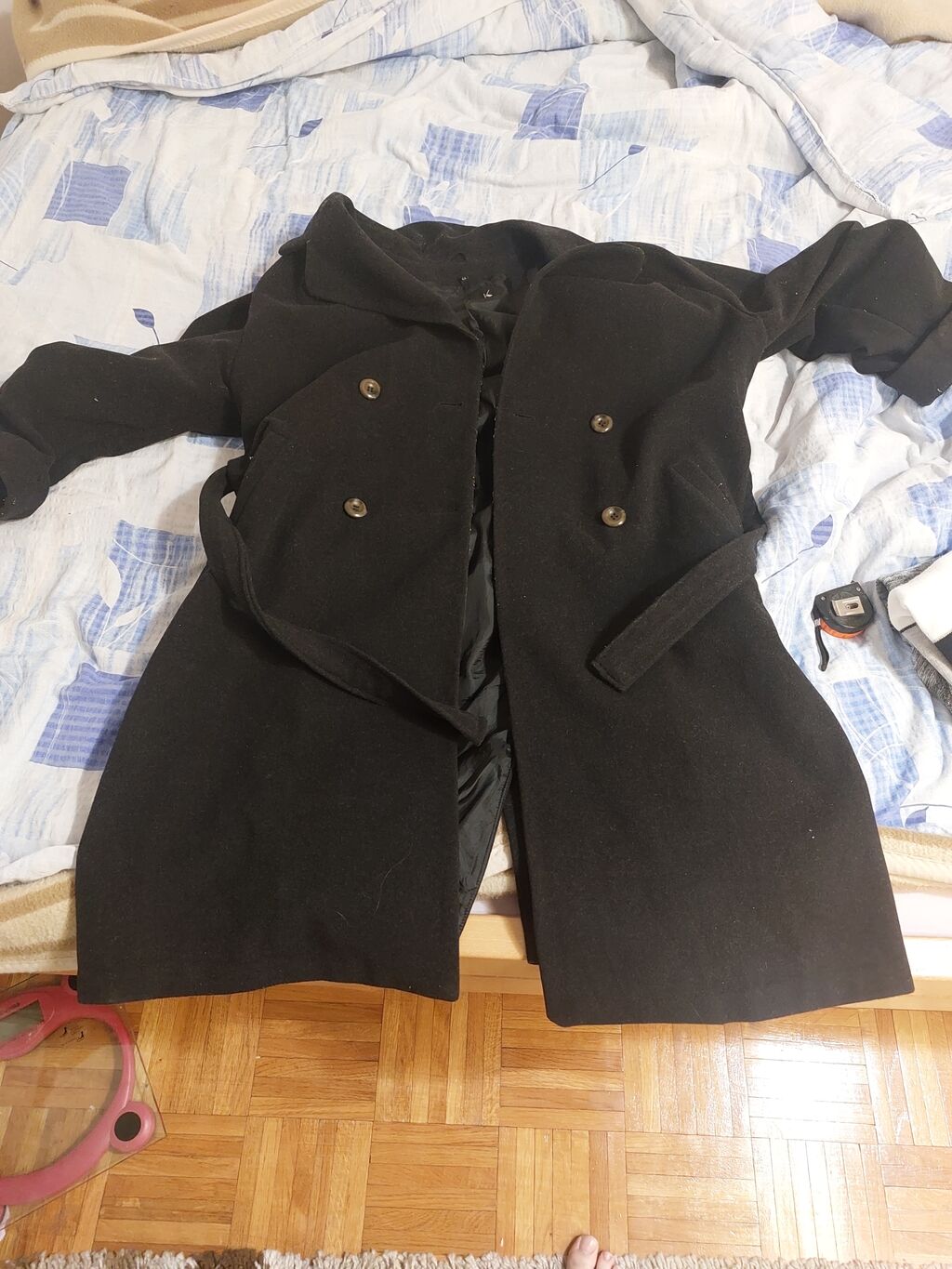 2XL (EU 44), Sa postavom