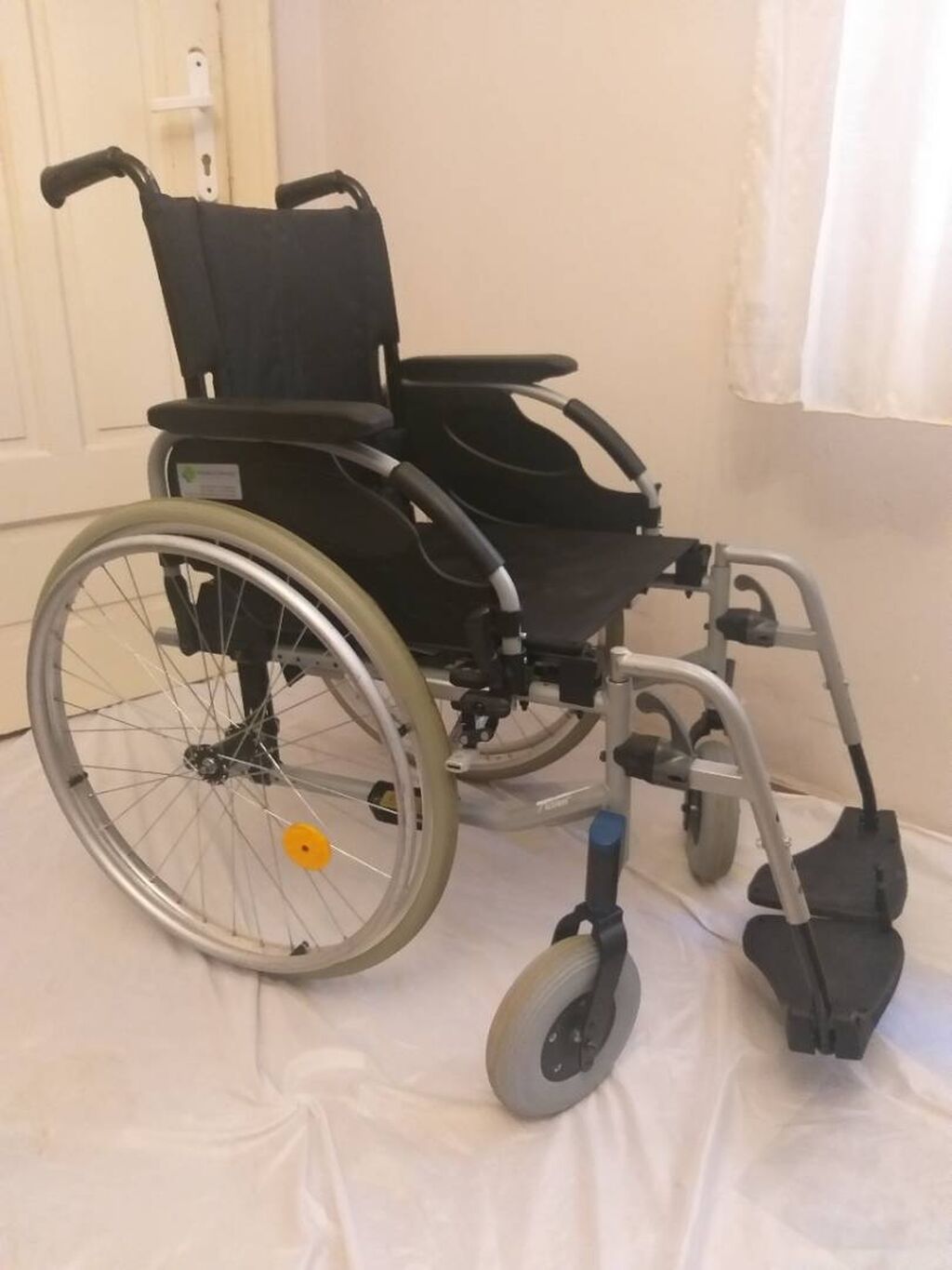 Francuska aluminijumska invalidska kolica INVACARE, veoma ocuvana. Svi