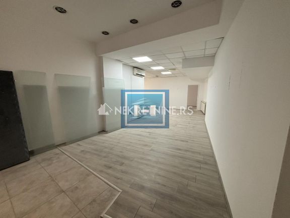 Izdavanje poslovnog prostora u strogom centru Jagodine – odlična lokacija, 171 m²