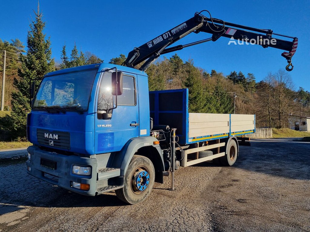 MAN M2000 15.225 4x2 + HIAB 071A kamion s ravnom platformom