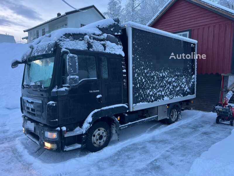 MAN TGL 8.220 4x2 box truck w/ lift and low mileage kamion furgon