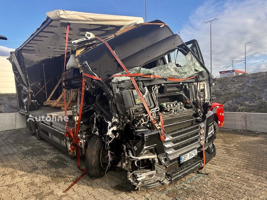 MAN TGX 26.470 kamion sa klizna zavesa cerada nakon udesa