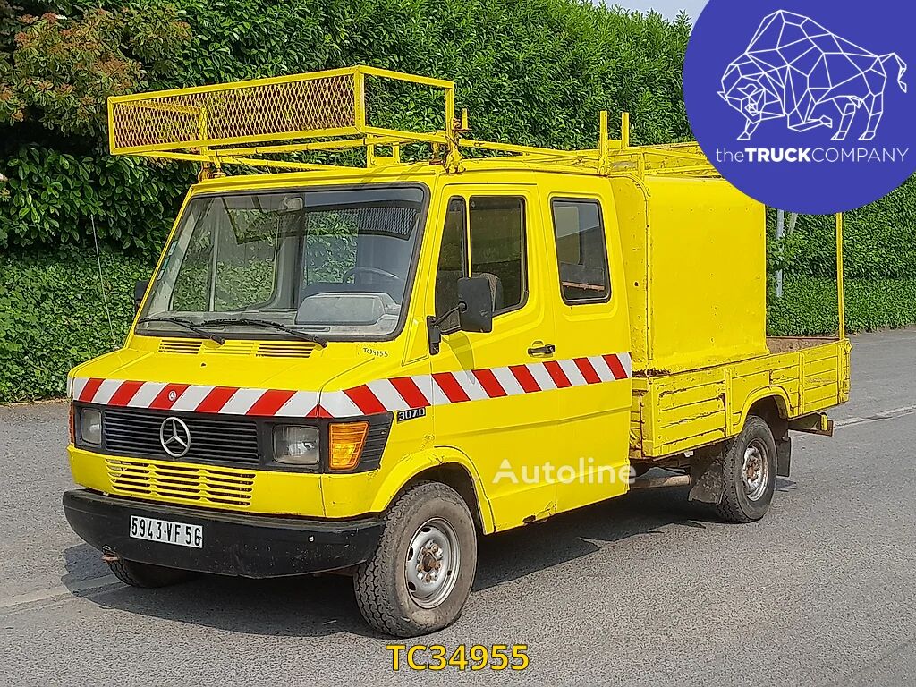 Mercedes-Benz 307 DUBBELE CABINE - OPEN LAADBAK kamion s ravnom platformom < 3.5t