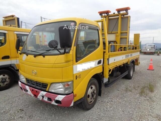 Hino DUTRO kamion s ravnom platformom < 3.5t