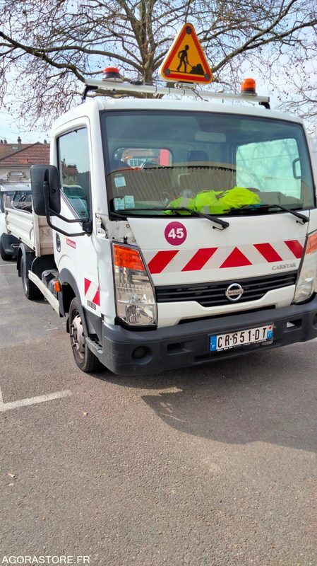 Prodaje se Nissan CABSTAR kamion s ravnom platformom < 3.5t na aukciji