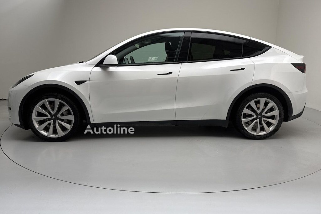 Prodaje se Tesla Model Y sedan na aukciji