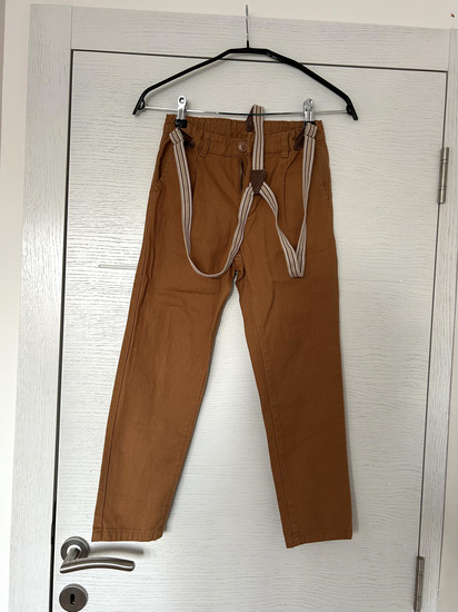 Nove pantalone-farmerke sa tregerima vel 8-9 god