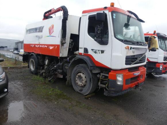 Prodaje se Volvo Camion balayeuse de voirie (2010-285.902 km) vozilo za čišćenje ulica na aukciji