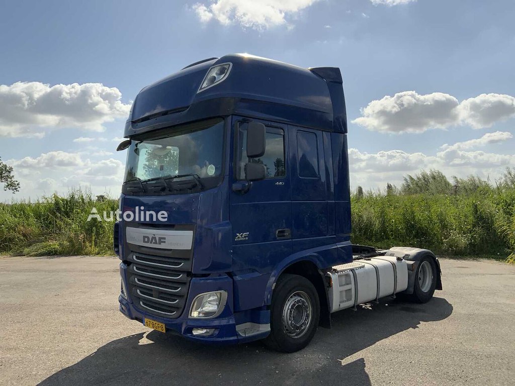 Prodaje se DAF XF 440 EURO 6 spring suspension tegljač na aukciji