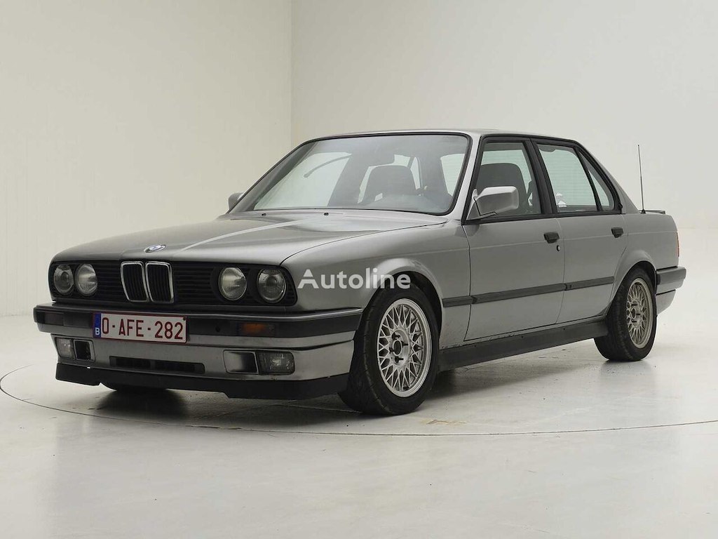 Prodaje se BMW E30 325 sedan na aukciji