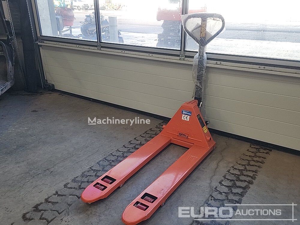 Prodaje se 3000Kg Pallet Truck kašiku za prednje utovarivač na aukciji