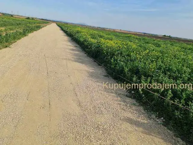 Busije, Male međe, više odličnih placeva po 5 ari na top lokaciji.