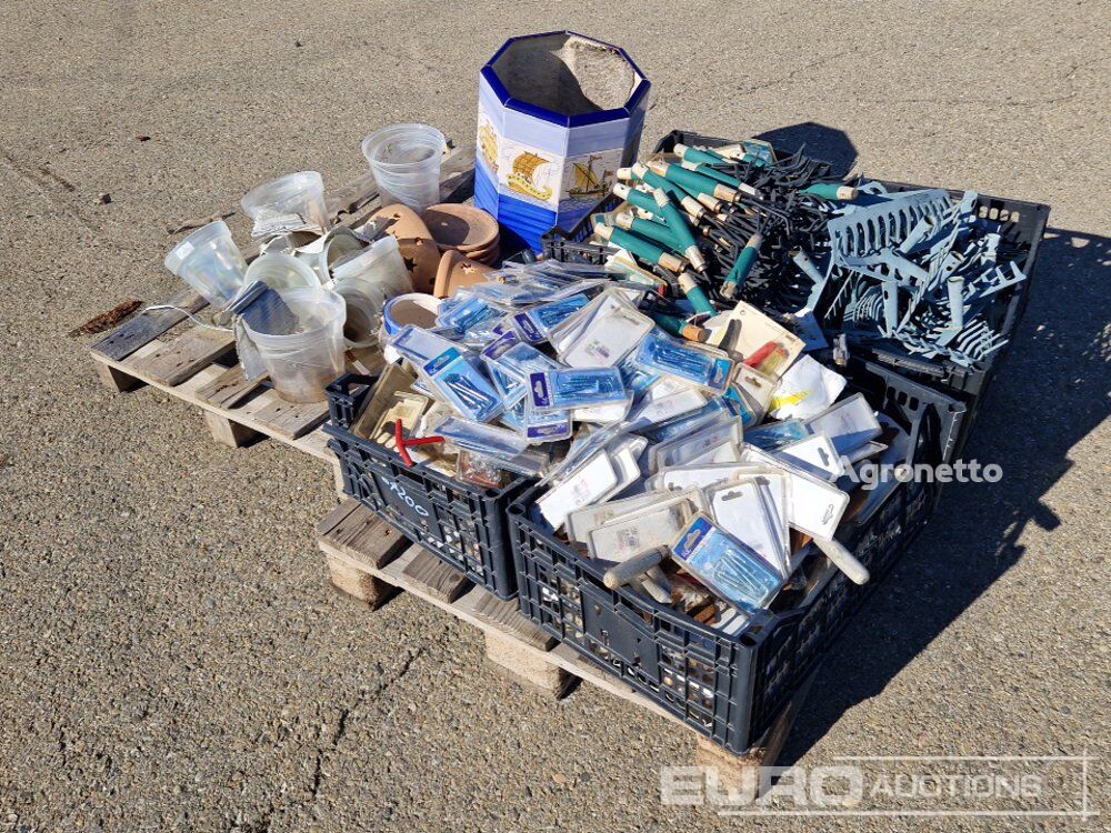 Prodaje se Pallet of Various Gardening Tools & Pallet of Decorations lopatu na aukciji