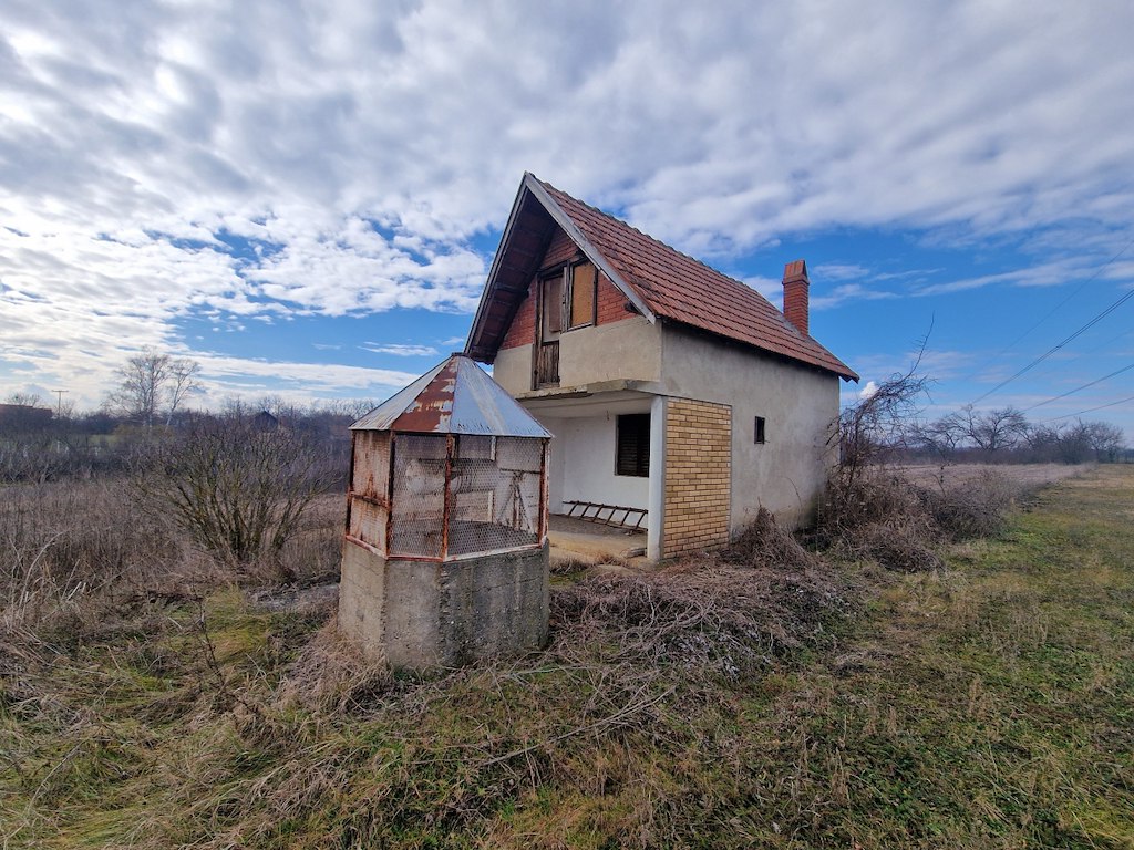 Vikendica na većem placu na 3, 5km od centra Jagodine