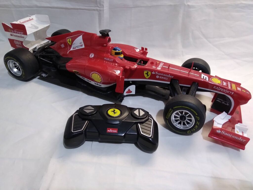 Na daljinski Rastar Ferrari F1 razmera 2,4 GHz sa daljinskim,ispravan