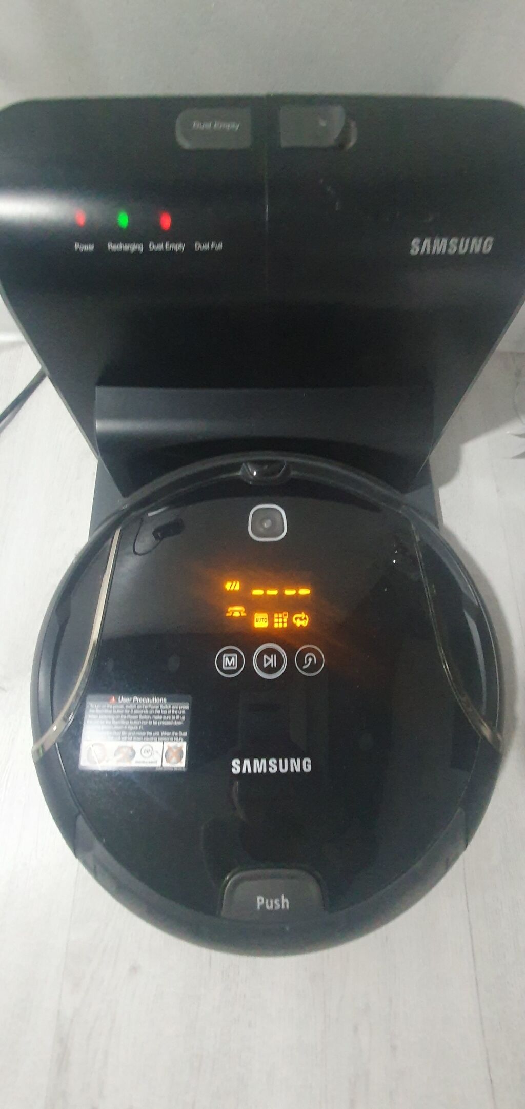 Robot usisivac Samsung perfektno radi i cisti,ima postolje na koje se