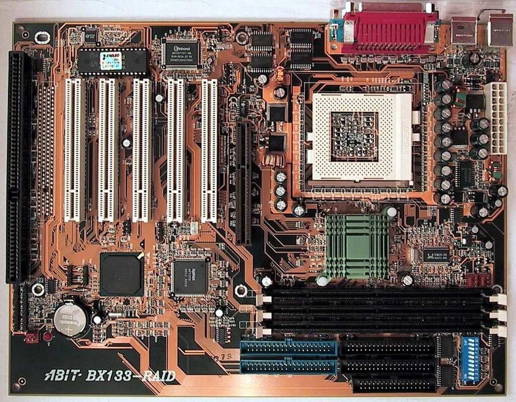 Abit BX133-RAID + Cel 633 + 2x128 MB + 2x64 MB SDRAM-a Jedna od