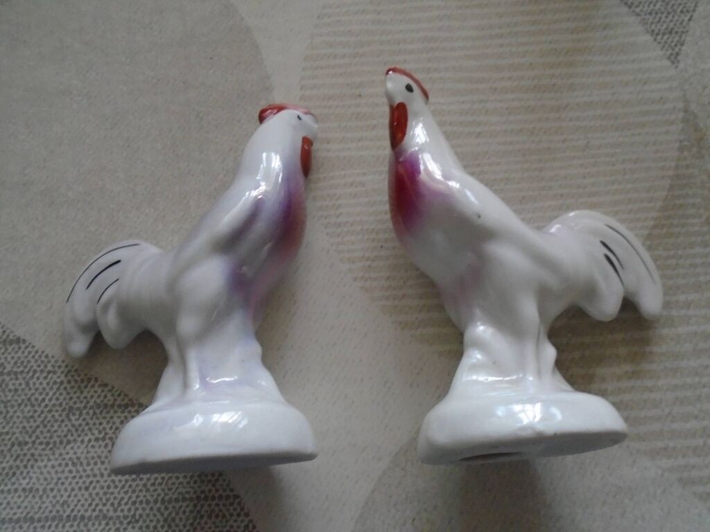 Dve iste vintage porcelanske figure petlića