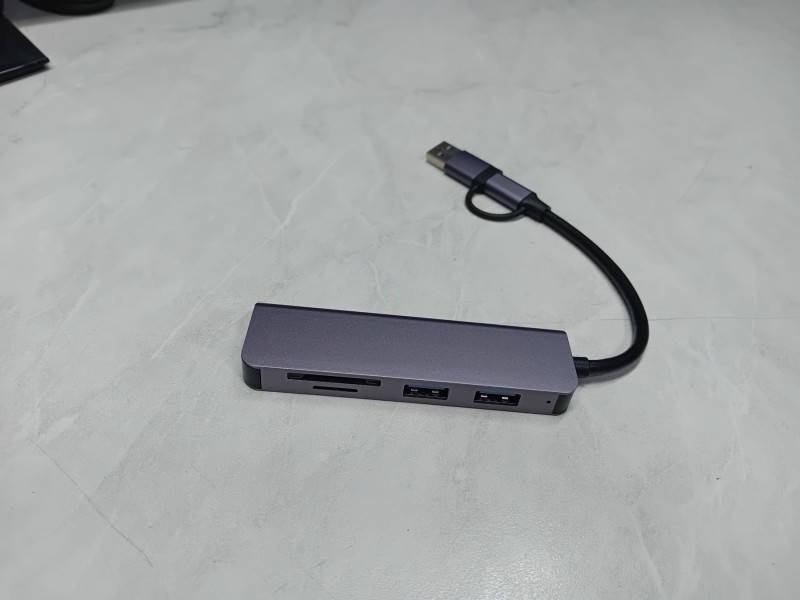 4-portni USB 3.0 aluminijumski hub sa čitačem kartica u