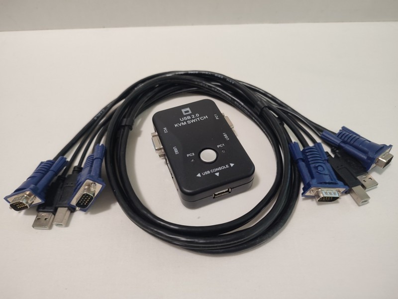 KVM SWITCH sa kablovima (USB)