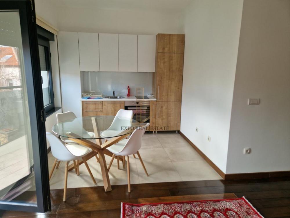 Trosoban stan za izdavanje, 82m2, 1.200€