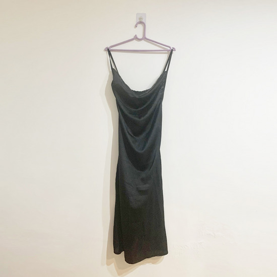 274. Crna satenska maksi slip haljina
