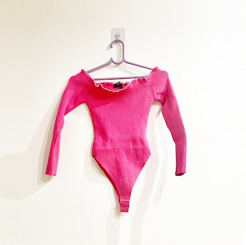 081. Roze rebrasti body sa spustenim ramenima