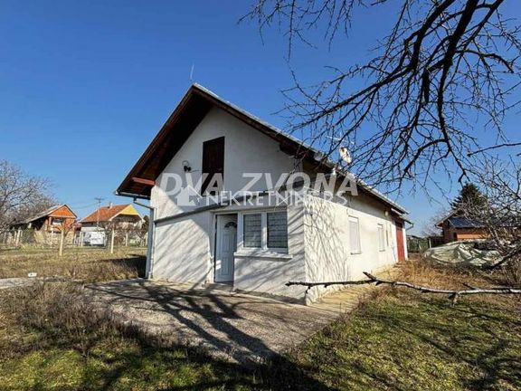 VIKENDICA NA BELOM VRHU – 32 m², 33 ARA, KOMPLETNO RENOVIRANA