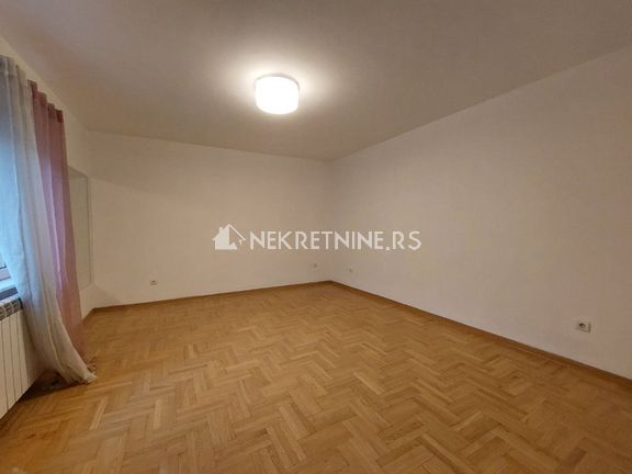 110m²,sa pripadajućim dvorištem ID 13299-1