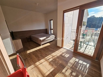 Petrovac Studio u novogradnji 200 metara od mora
Površina apartmana 30 m
Kupaonica. Terasa s...