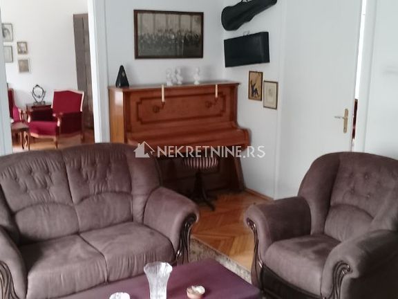 Izdavanje 4sobnog, renoviranog stana sa parkingom/For rent 4 rooms renovated apartment, parking