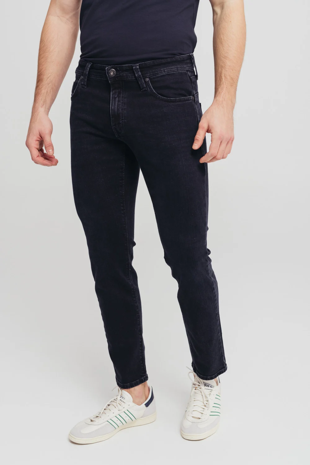 Slim fit farmerke sa suženim nogavicama u tamno denim boji - model 106