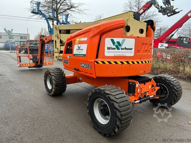 Artikulisan teleskopski bum lift
JLG 520 AJ